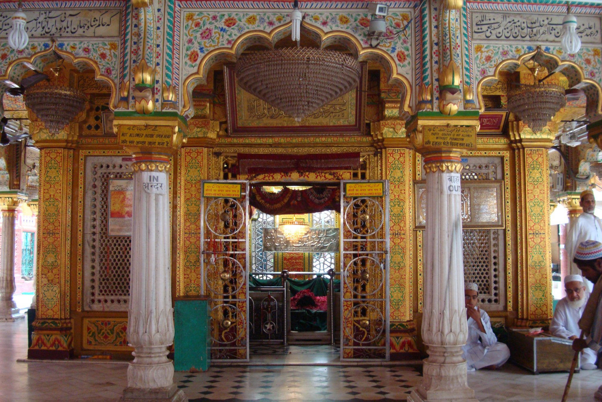 Feel the serenity of Hazrat Nizamuddin Dargah Feel the serenity of Hazrat Nizamuddin Dargah